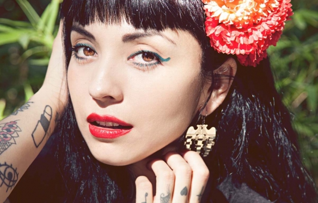 Mon Laferte muestra los senos en los Grammy Latino en apoyo a protestas ...